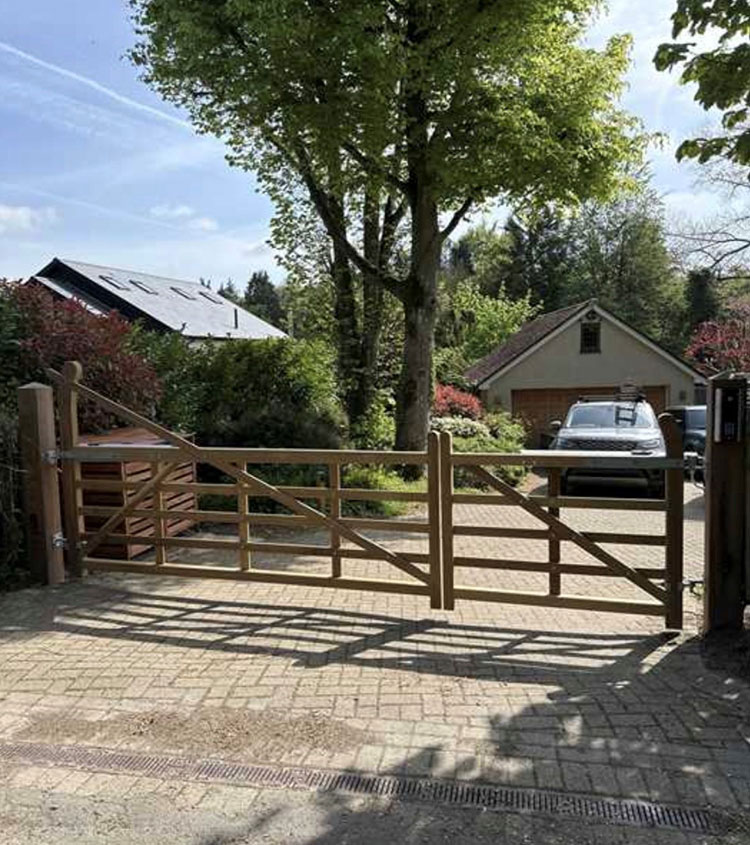 Split gates for the driveway – all you need to know – Patron Security